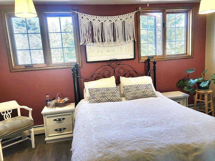 Large Bedroom W/private Bathroom - Olds