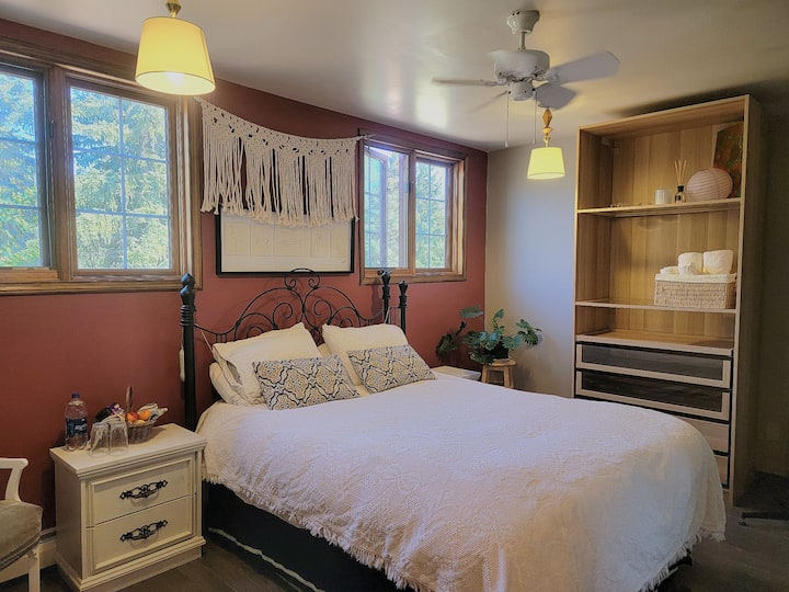 Large Bedroom W/private Bathroom - Olds