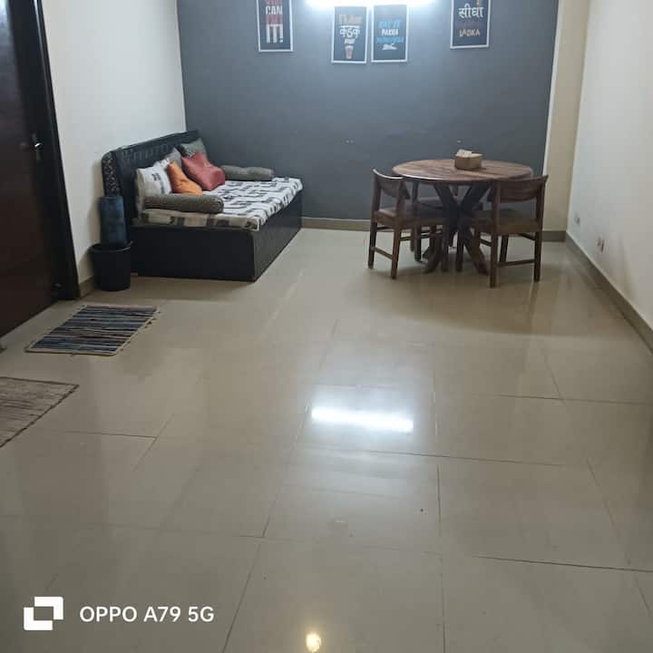 Private Room In South Delhi (Yellow Line) - New Delhi