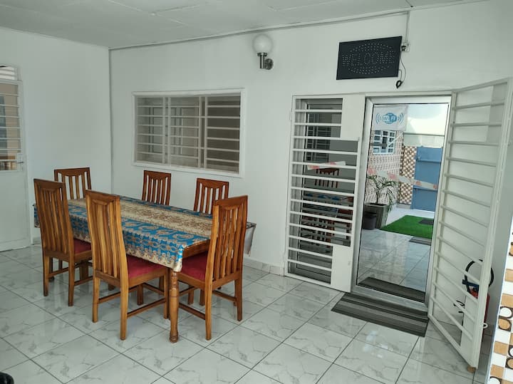 Résidence De 7 Chambres + Séjour + Terrasse + Cour - Côte d'Ivoire