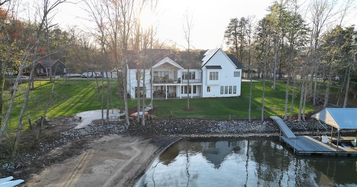 Lakefront Oasis W/ Dock, Hot Tub, Kayaks & Sups - Lake Norman, NC
