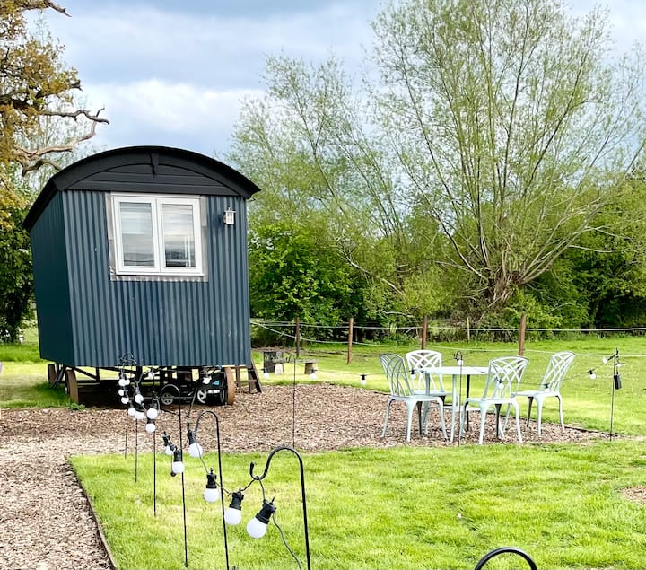 Stanway Grounds Shepherds Hut - Winchcombe