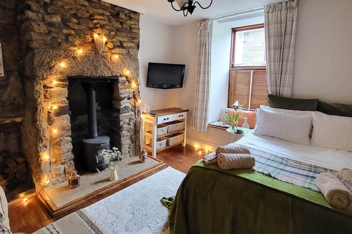 Cosy Central St Just Studio: Log Burner & Kitchen - Nanjizal Beach