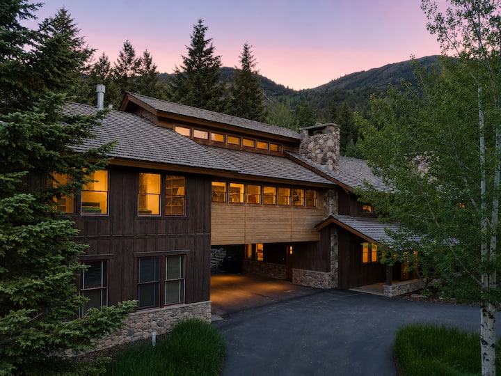 Trinity: Large Ski Chalet-5bed Hottub
Huge Kitchen - Jackson Hole, Wyoming