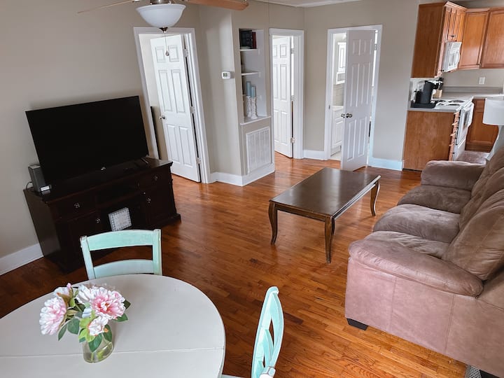 Pet Friendly 2 Bedroom Apartment - Lake Morris, KY