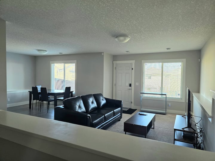 Modern Walkout Suite Private Entry + Free Parking - Calgary
