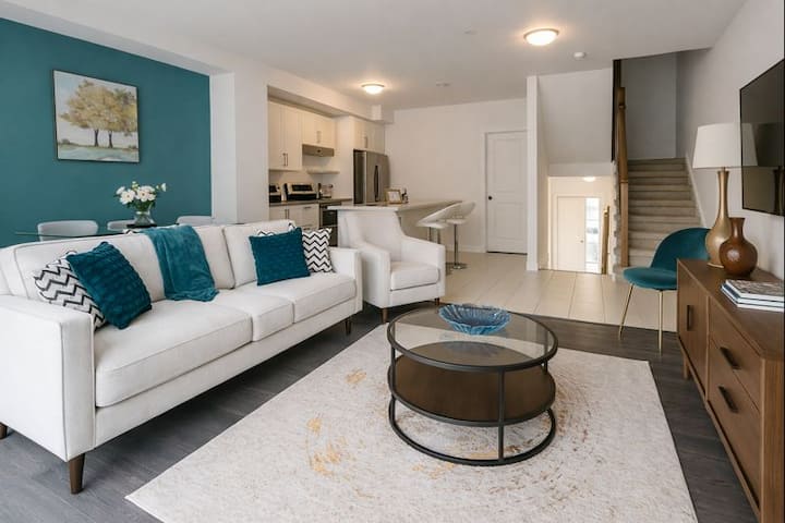 Stylish 4br Townhouse + Game Room Near Downtown - Oshawa