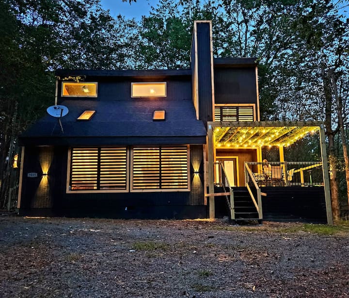 Cabin Retreat | Fire Pit | Lighted Deck | Lake - Gouldsboro Lake, PA