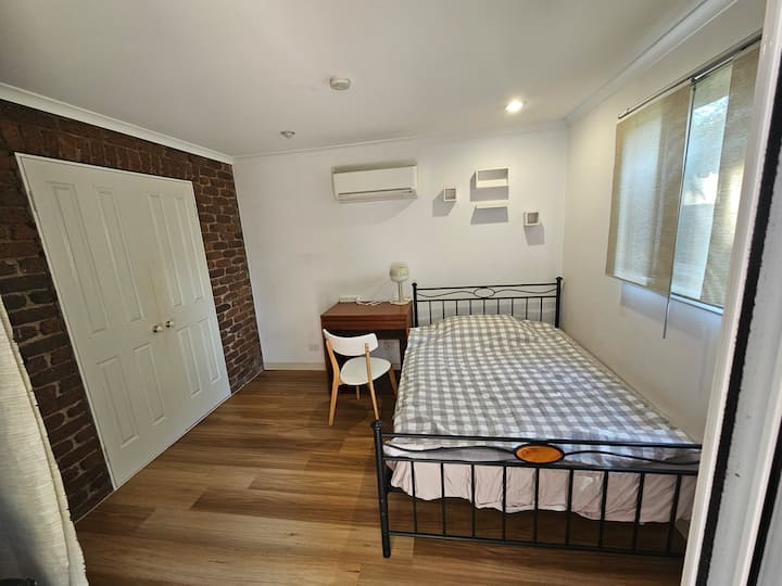 Separate Entry Convenient Loc. - Brisbane