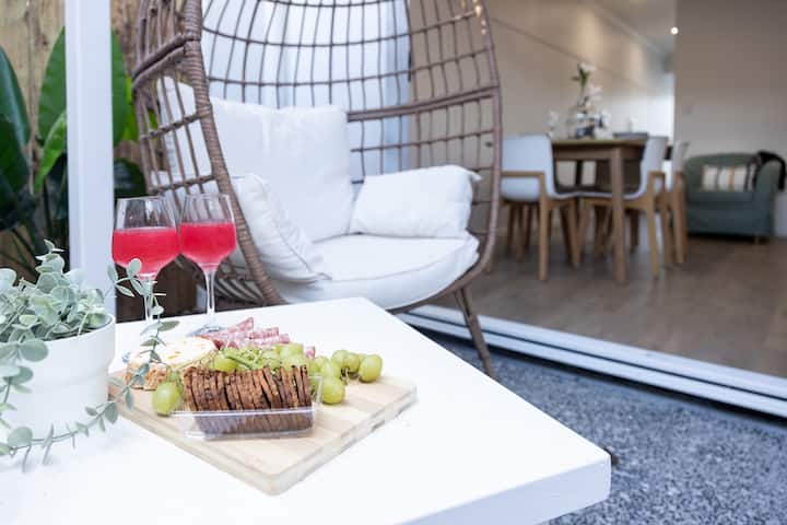 Stylish Beach Retreat  Horses & Coastal Charm - Redcliffe