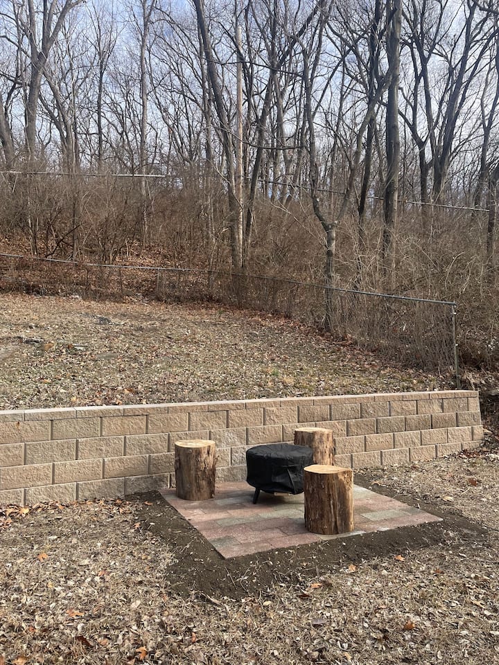 Quiet Trailside Home | Dead-end St • Near Ku Med - Kansas City