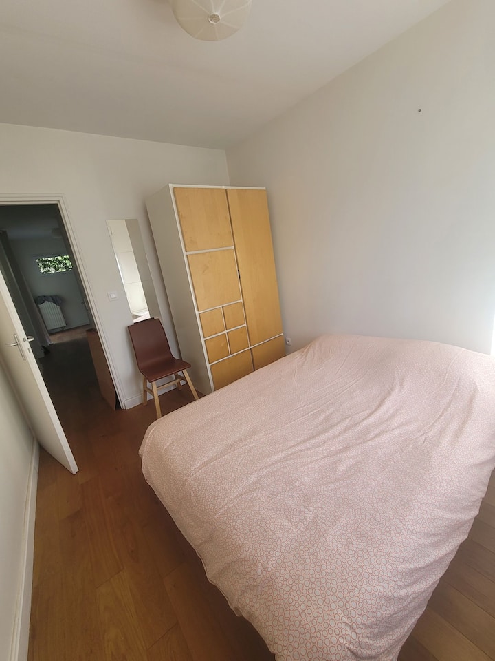 Chambre Dans Une Maison - Bourges