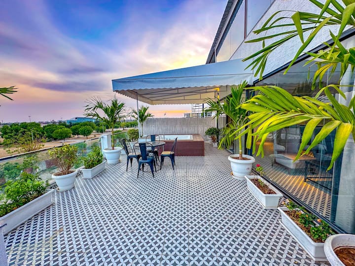 Aero Breeze 002 - Jacuzzi Penthouse Near Airport - Jaipur