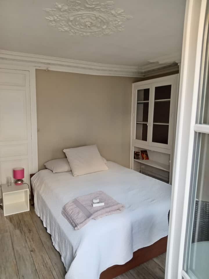 Bedroom On Terrace Near Galerie Lafayette - Paris