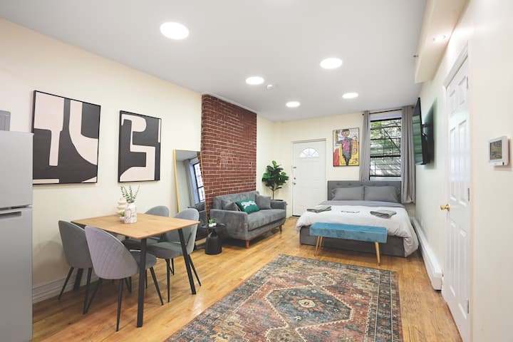 Central Park Gem: Stylish Studio With Shared Patio - New York City