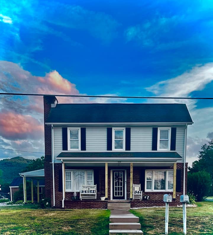 Belle Voir Farmhouse - Stanley, VA