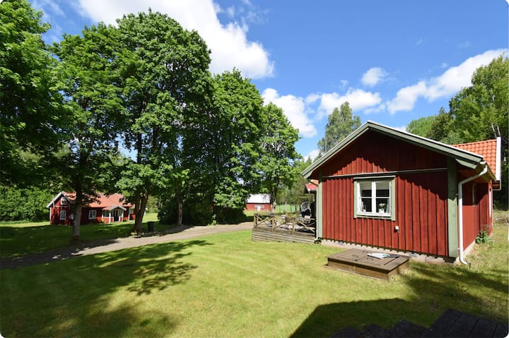 Vacker Gård Med Två Hus,avskilt Läge Med Stor Tomt - Ljungby