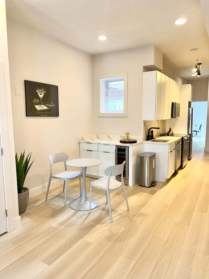 This Sophisticated Big Modern One Bedroom Awaits - Pennsylvania
