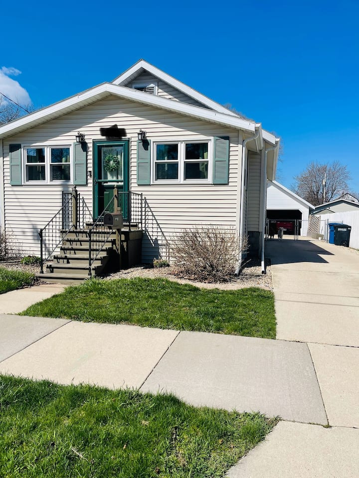 A Modern, Cozy Home! 4 Miles From Eaa! - Oshkosh, WI