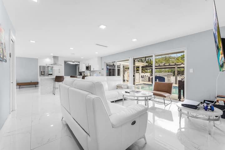 Luxury Pool Retreat, Private Backyard Paradise - Pembroke Pines, FL