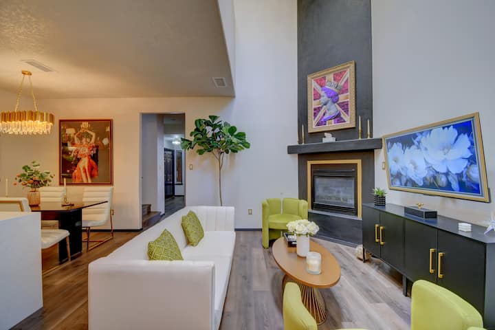 Sleeps 11! Mountain Views! Fully Renovated 4 Bdrm! - Albuquerque, NM