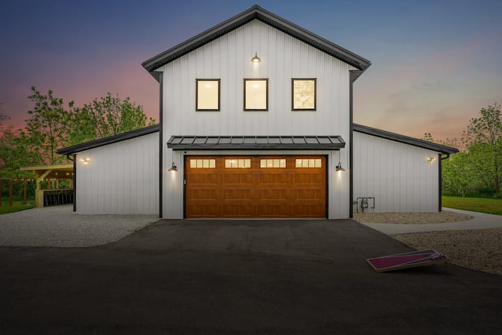 Barn! B-ball/mini Golf/bar/theater/arcade/hot Tub - Racine, WI