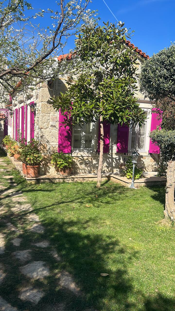 Rhodes 2+1 Bahçeli Müstakil 1850 Orjinal Taş Ev - Foça