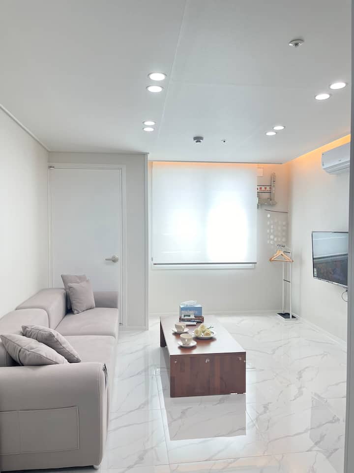 재방문 1위“블랑코52”깨끗신상숙소거실1방1,주차안심동성로,ott시몬스메트리스,종로,더현대 - Daegu