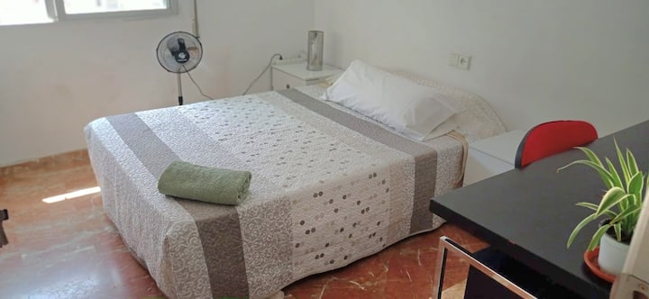 Habitación Amplia A 10 Min Del Centro De Valencia - Valencia