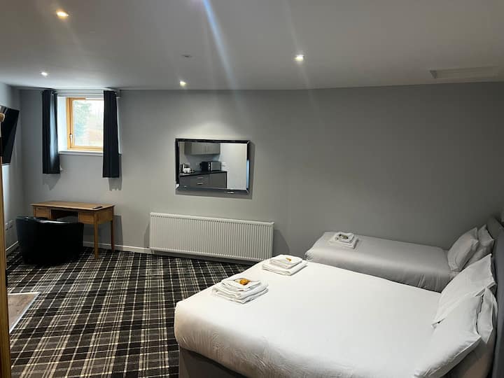 Triple Room With Kitchenette In Cosy Hotel - Inverness