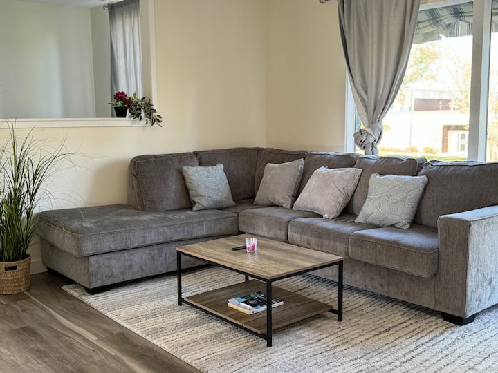 Renovated 8 Bedroom Home - Sleep 14 - Saskatoon