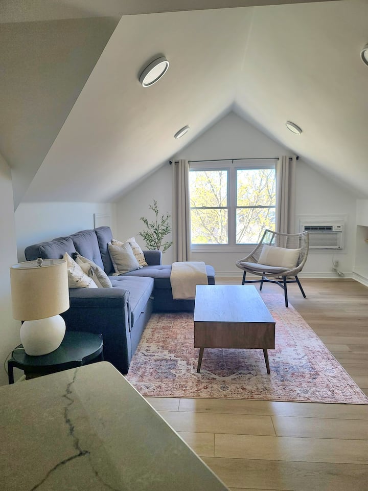 The Cozy Attic Suite - Windsor