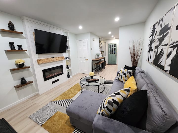 Gorgeous Hollins Market Townhome - Baltimore, MD