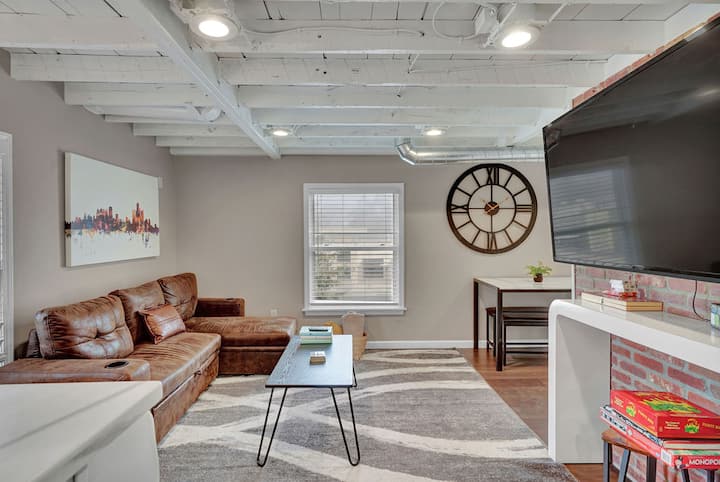 Walk To Downtown Royal Oak | 2br, 2ba + King Bed - Detroit, MI