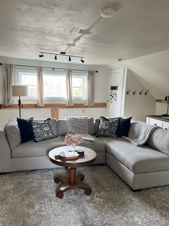 Cozy Stowe Retreat | Gas Fireplace | Lower Village - Stowe, VT