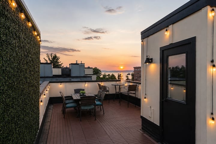 West Bay Hideaway | Rooftop Condo Near Beach/dt Tc - Traverse City, MI