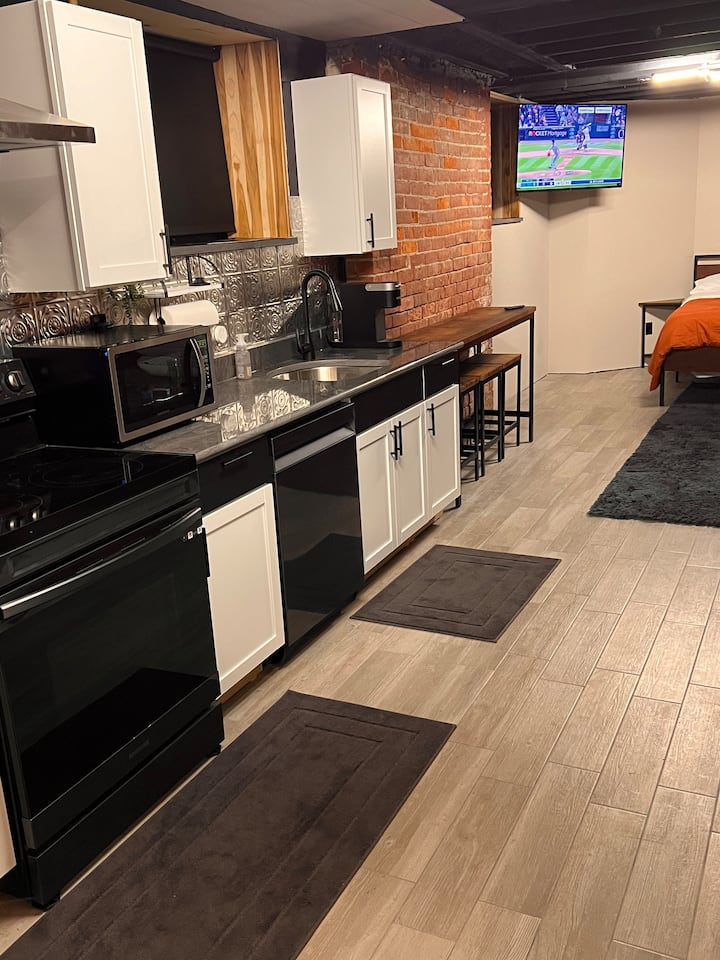 Spacious Studio Next To Arenas. Parking Included. - Detroit, MI