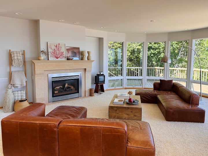Stunning Beachfront Retreat, Sleeps 12 - Cheboygan, MI