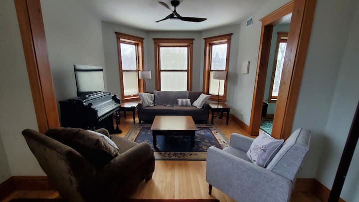 Sunny, Top Floor Logan Square Apartment - Oak Park, IL