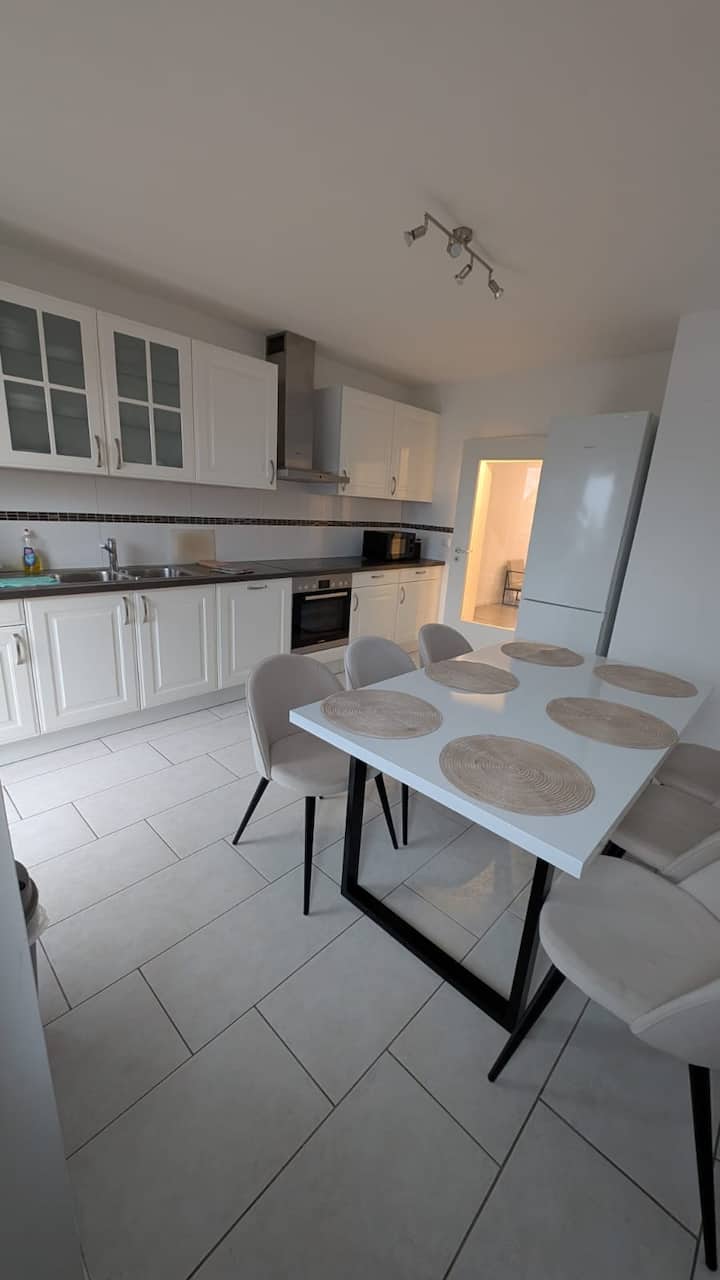 Modern And Spacious Apartment - Hamburg