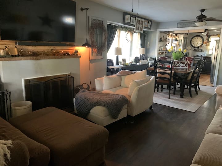 The Little Farmhouse In The City - Independence, MO