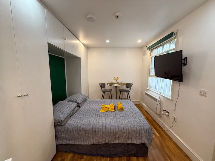 Lovely Hyde Park Studio Flat - London