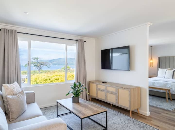 5* Central Modern Getaway2 With Views•hottub•wifi - Knysna
