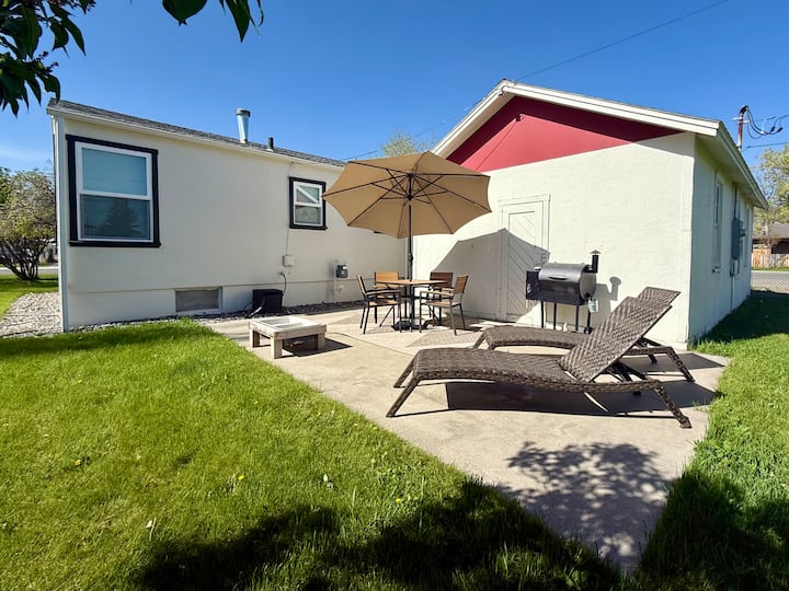 Mid-century Cody Retreat • 2br + Peaceful Backyard - Cody