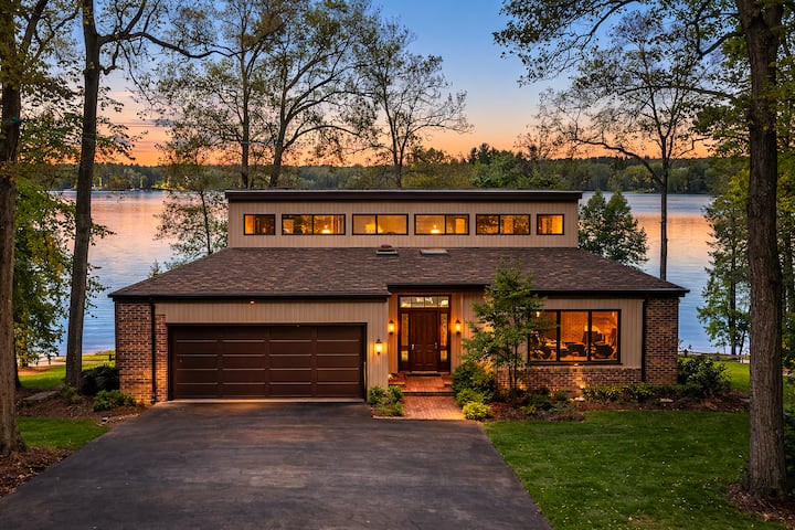 Huge Lakehouse! Sleeps 12! 5br, 4bth + Game Room. - Danville, IL