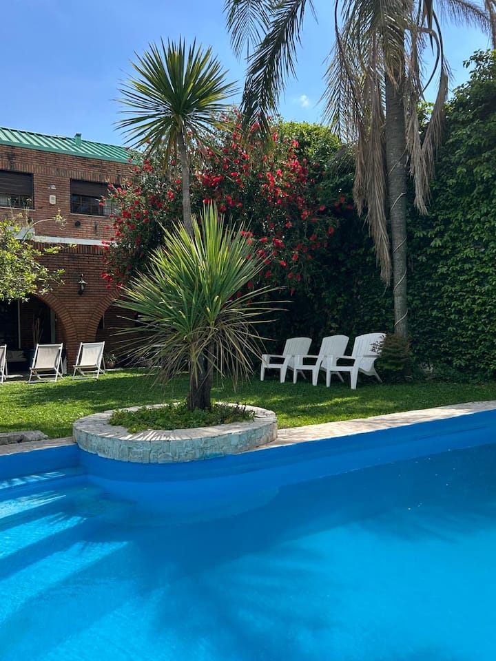 Importante Casa C/ Jardín Y Piscina - 