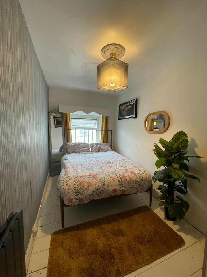 Convenient & Central Room - Isle of Man