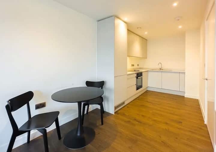One Large Double Bedroom Flat - Salford