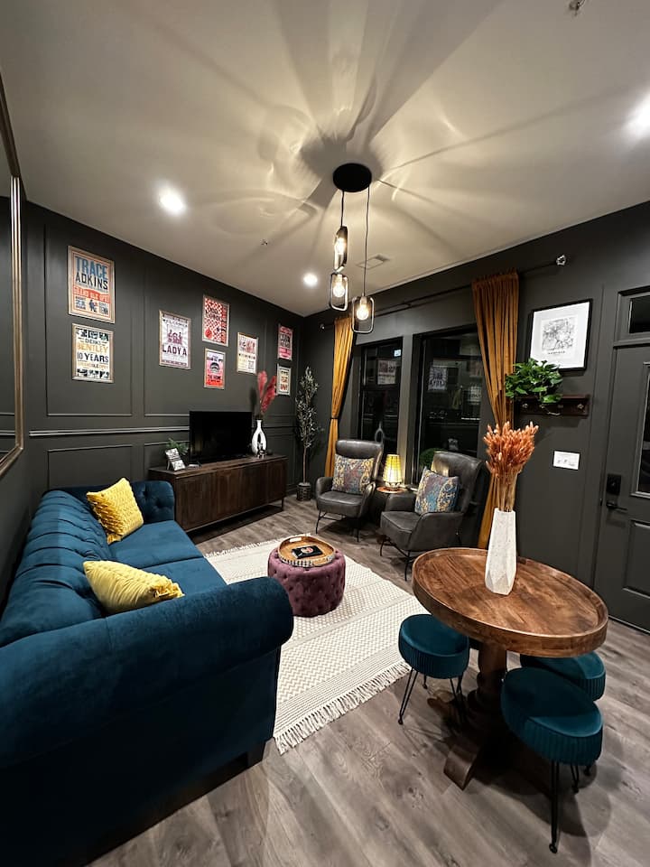 Stylish Condo Downtown - Weho Art District - Nashville, TN