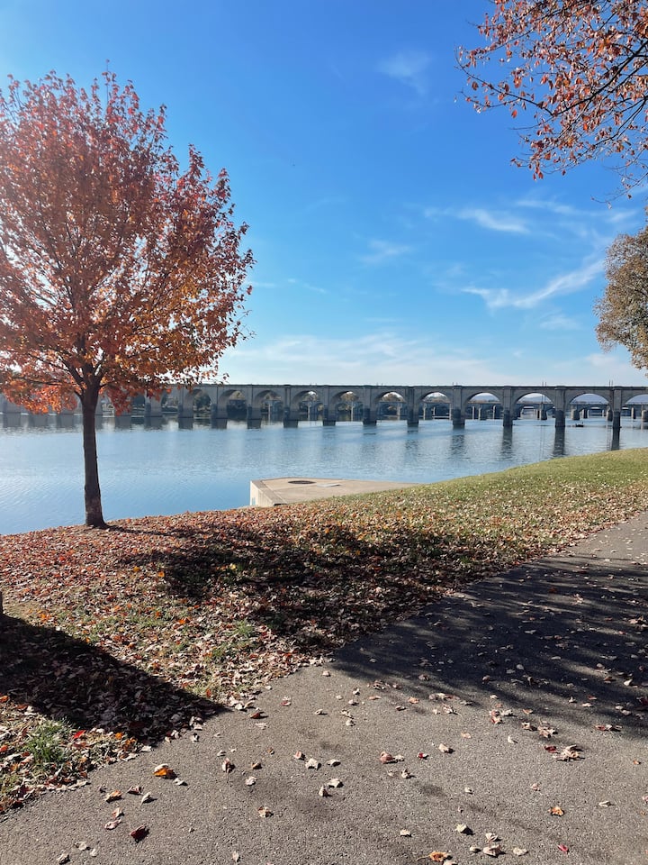 2-suite Riverfront Gem Near Hershey + Parking! - Harrisburg, PA